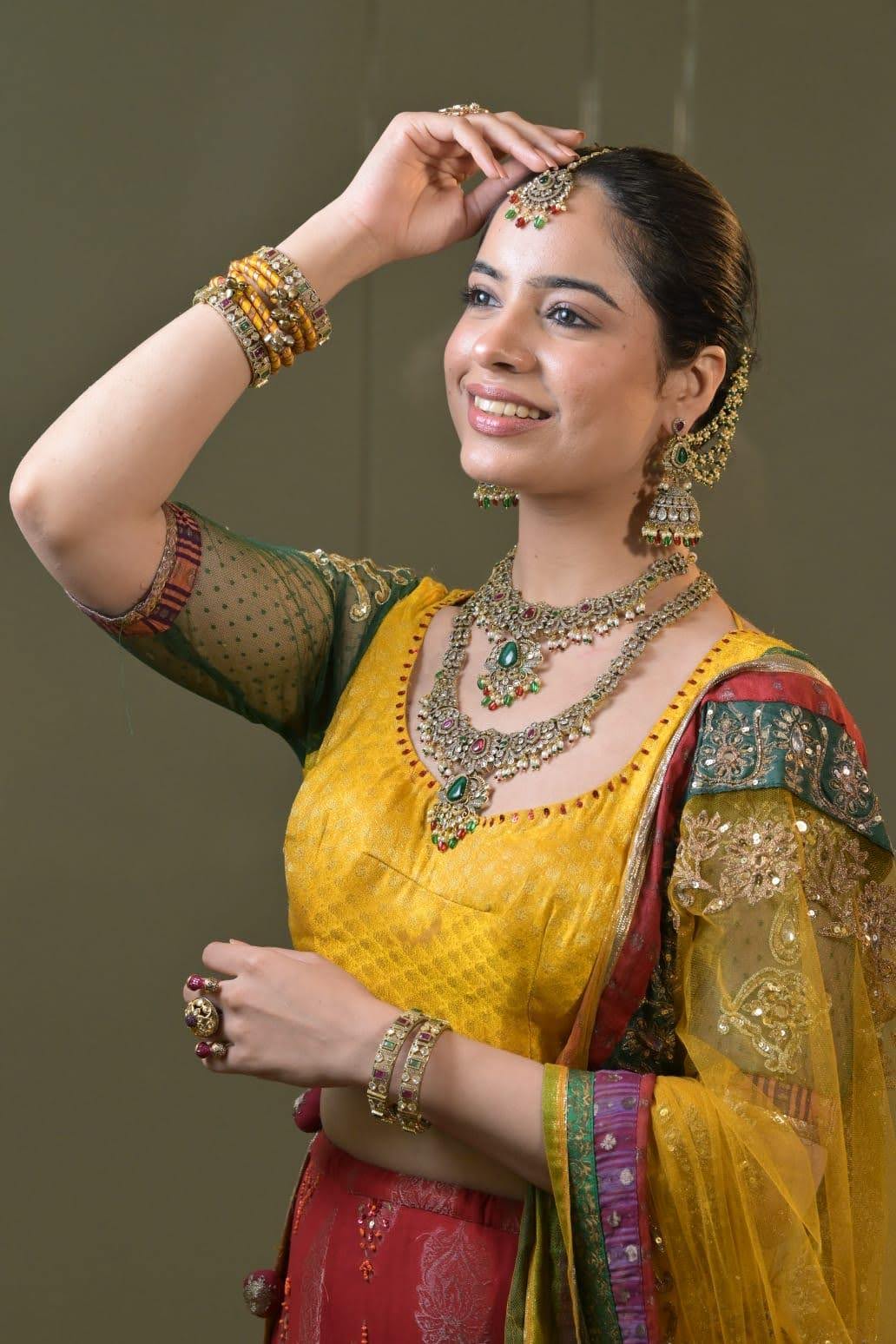 Want to embrace the overall look on your Mehendi Day? Choose these Uni ...
